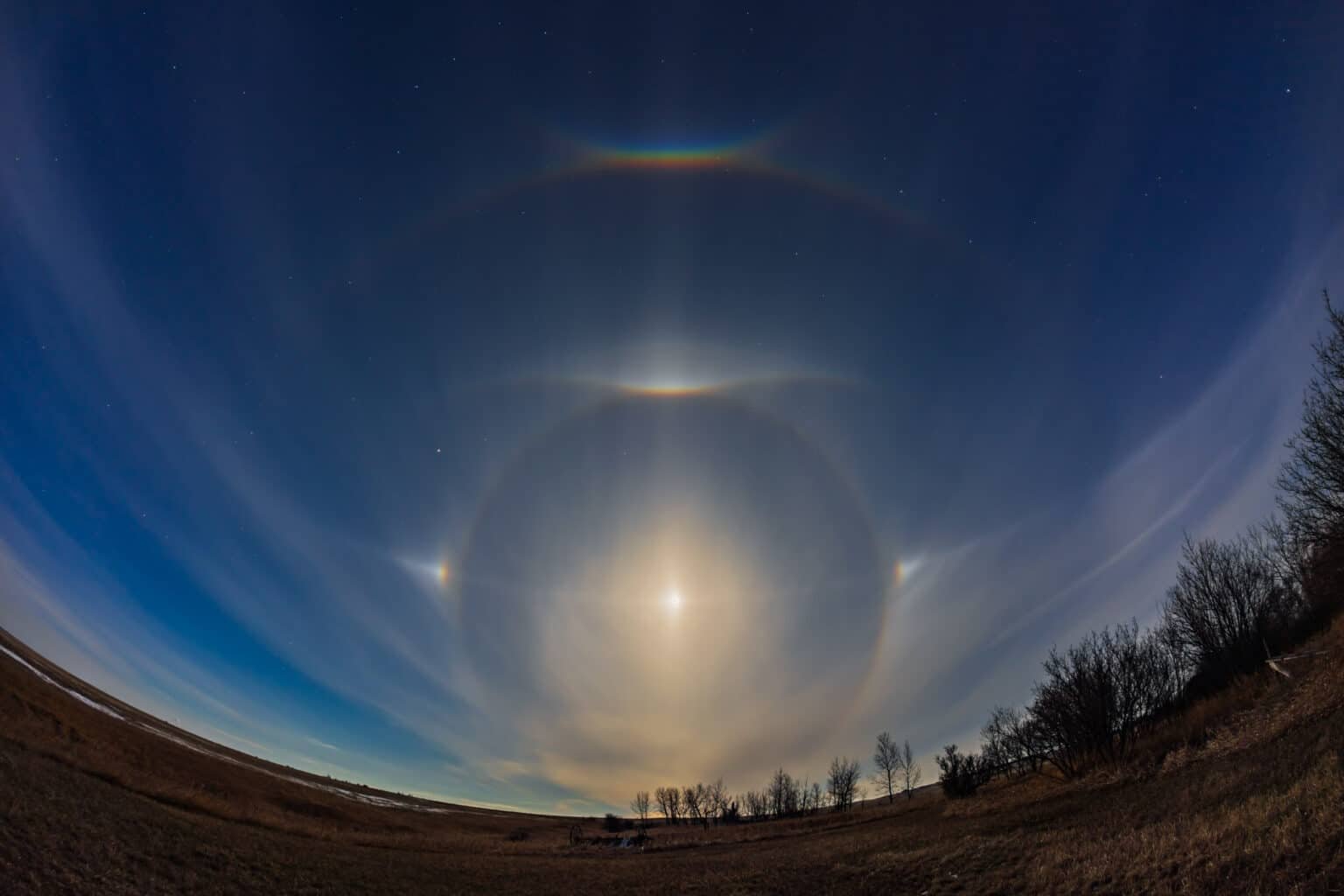 What makes a halo around the moon or sun?